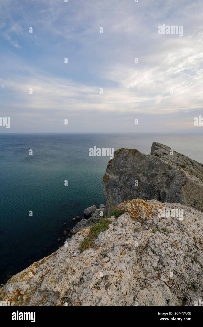 Talus rocheux escarpés de la mer Noire. Paysage de montagnes et de mer ...