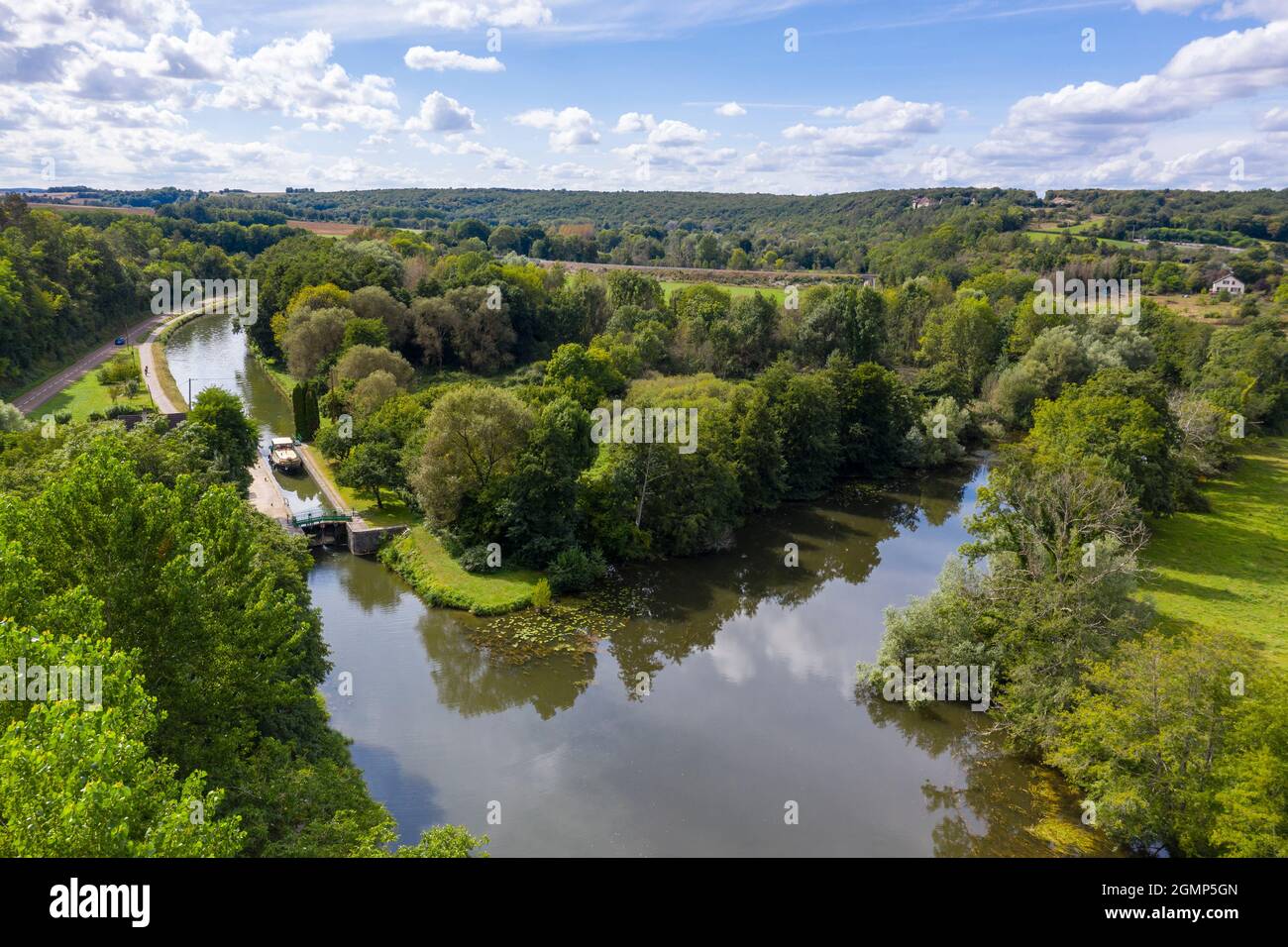 France, Yonne, Canal du Nivernais, Merry sur Yonne, écluse et péniche ...