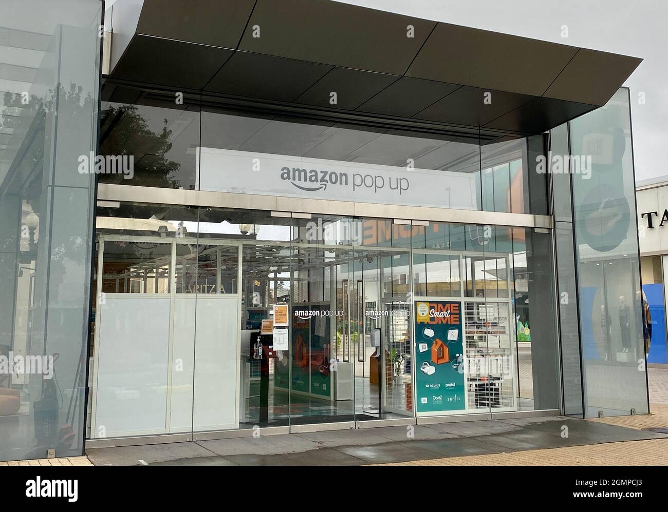 Amazon pop up store Banque de photographies et d’images à haute ...