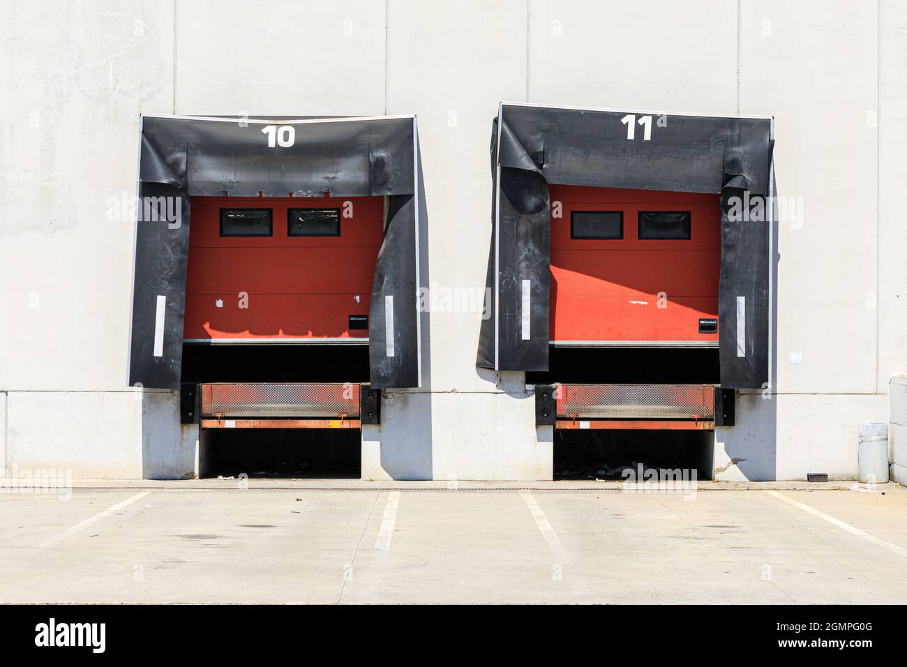Quai de chargement de camion avec porte au pavillon, niveleur de quai ...