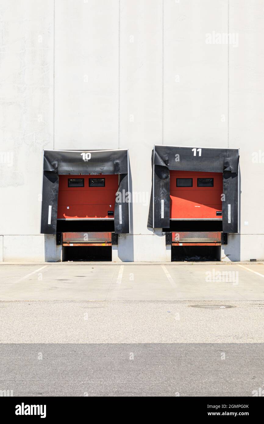 Quai de chargement de camion avec porte au pavillon, niveleur de quai ...