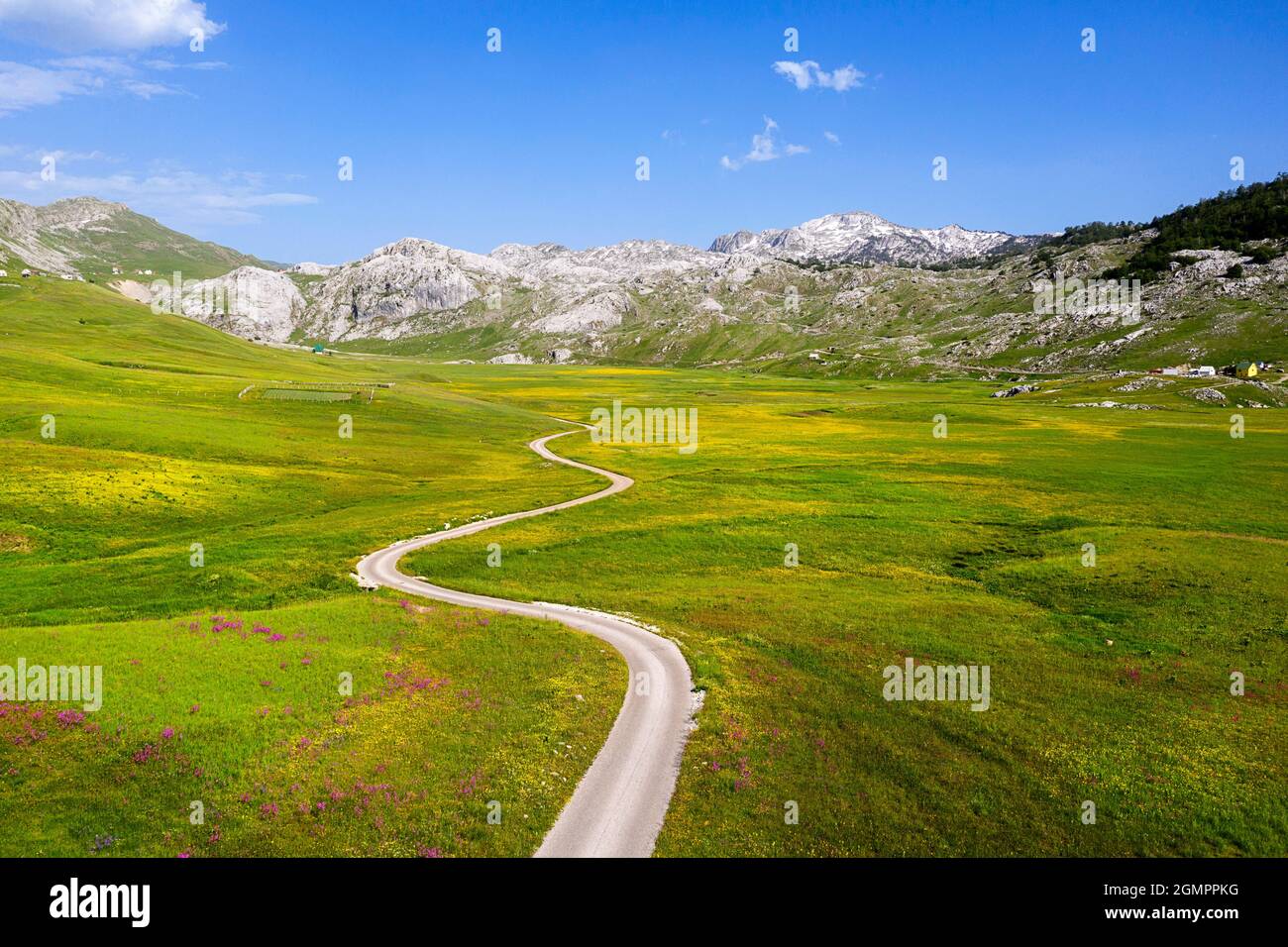 Vue aérienne d'une route Windy sur un magnifique plateau de Lukavica ...