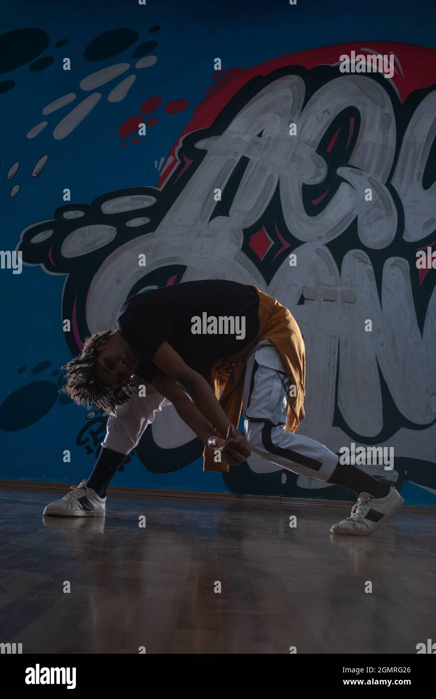 Danseuse afro-américaine de hip hop (Breakdancer) qui se produit sur ...