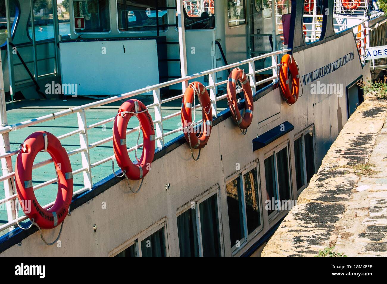 Séville Espagne 18 septembre 2021 Bateaux touristiques sur le fleuve ...