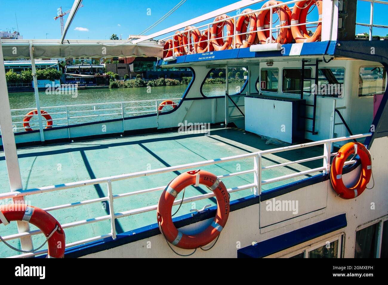 Séville Espagne 18 septembre 2021 Bateaux touristiques sur le fleuve ...