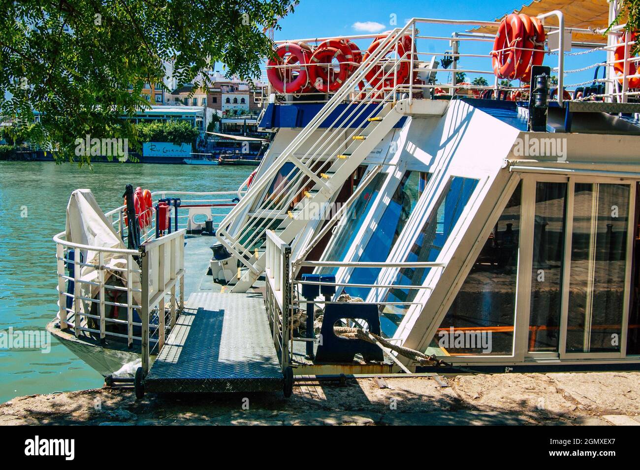 Séville Espagne 18 septembre 2021 Bateaux touristiques sur le fleuve ...