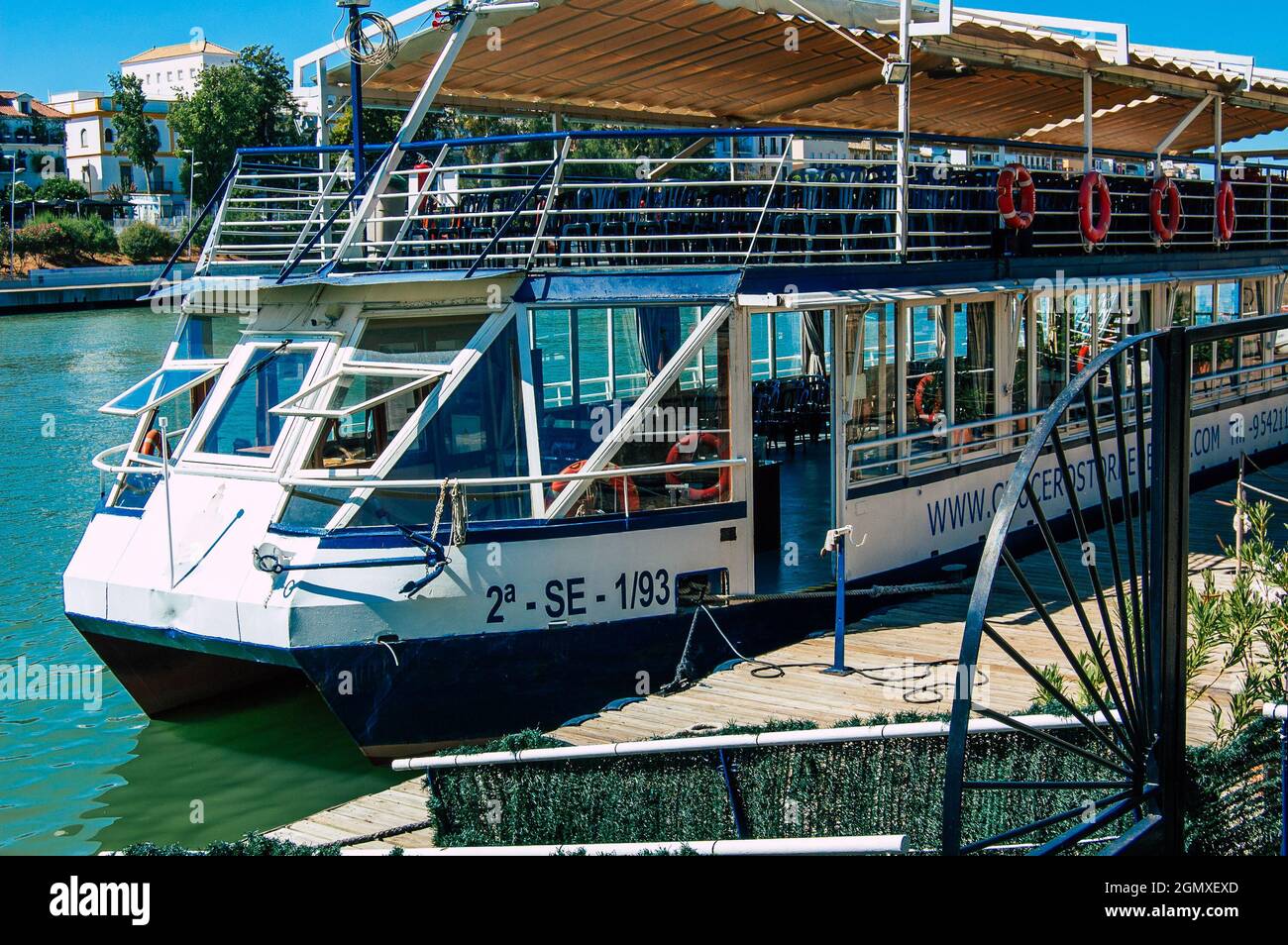 Séville Espagne 18 septembre 2021 Bateaux touristiques sur le fleuve ...