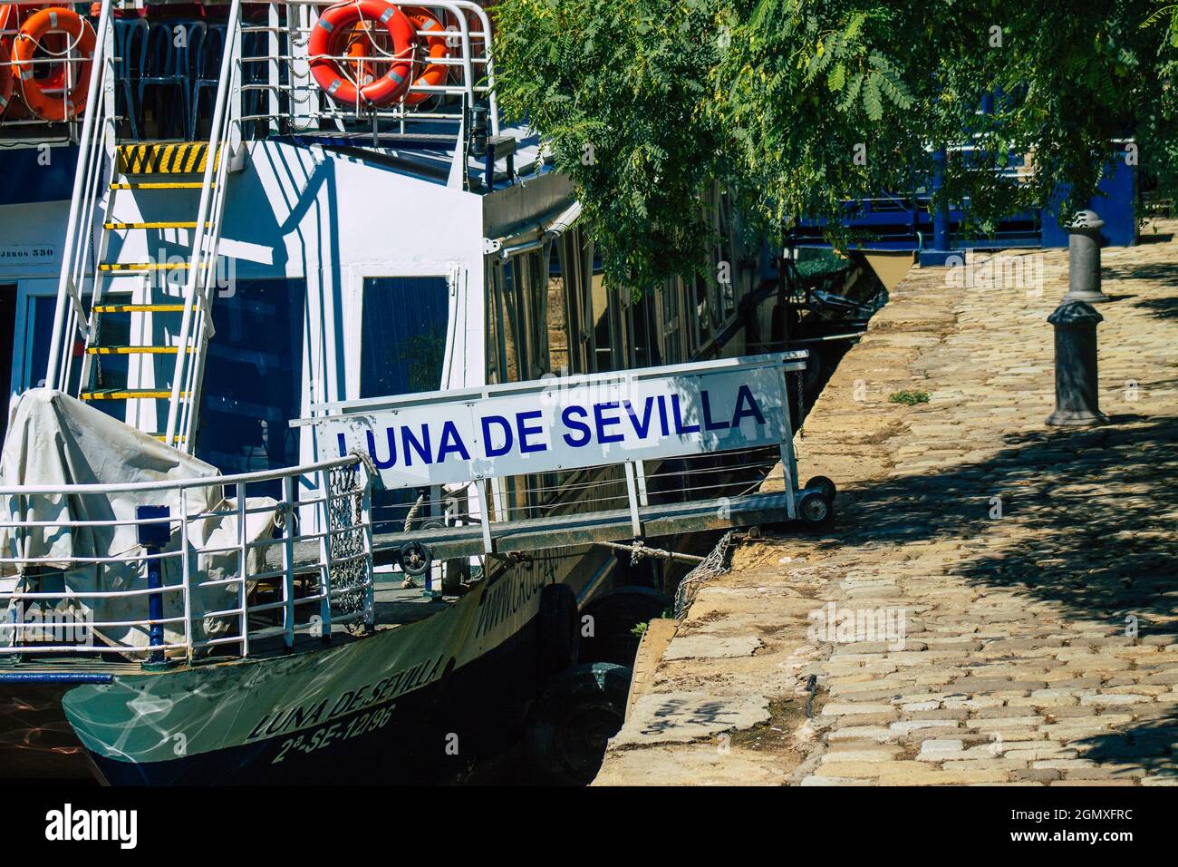 Séville Espagne 18 septembre 2021 Bateaux touristiques sur le fleuve ...
