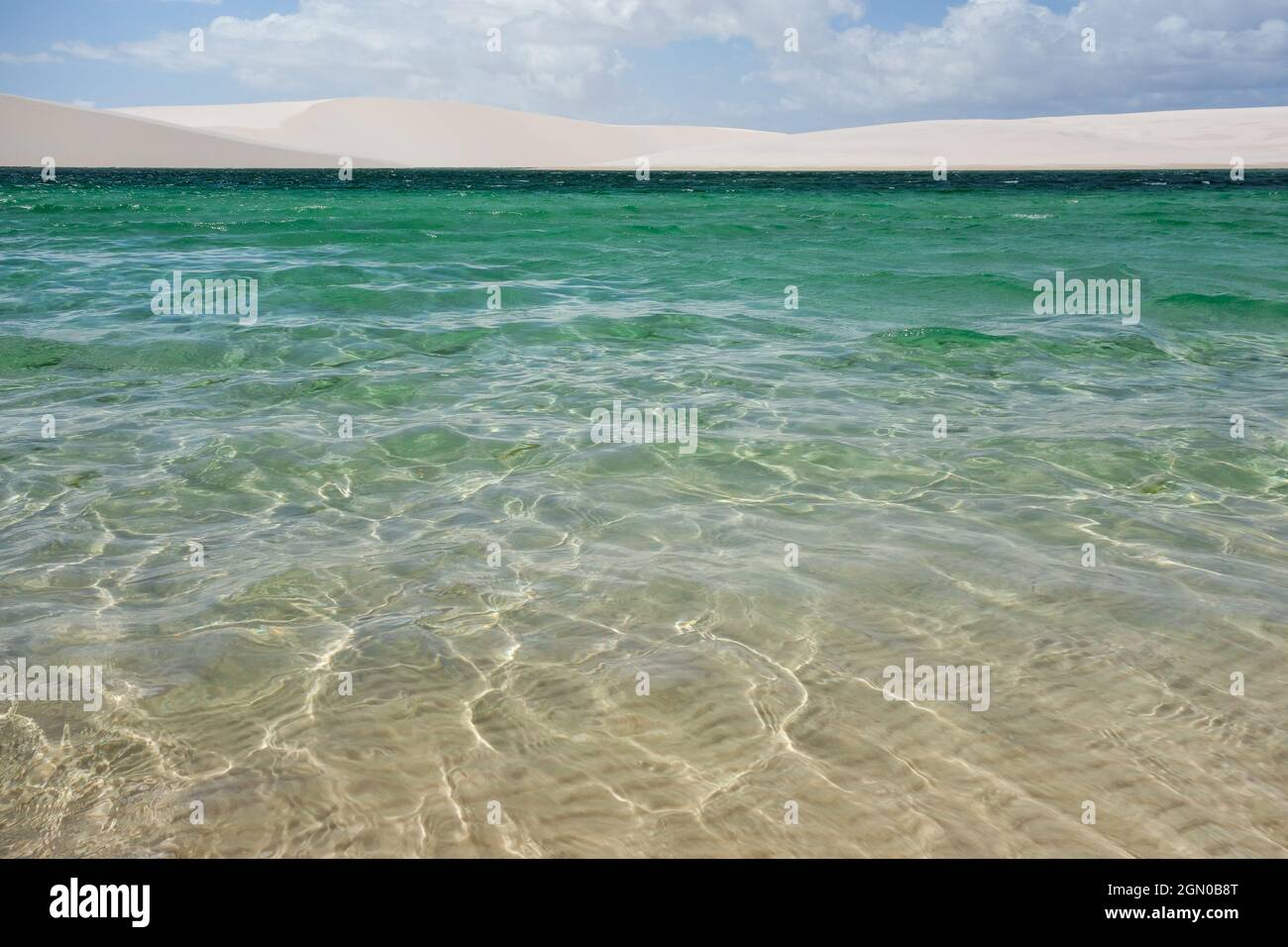 Belle photo de dunes de sable blanc et d'un lagon clair dans le parc ...
