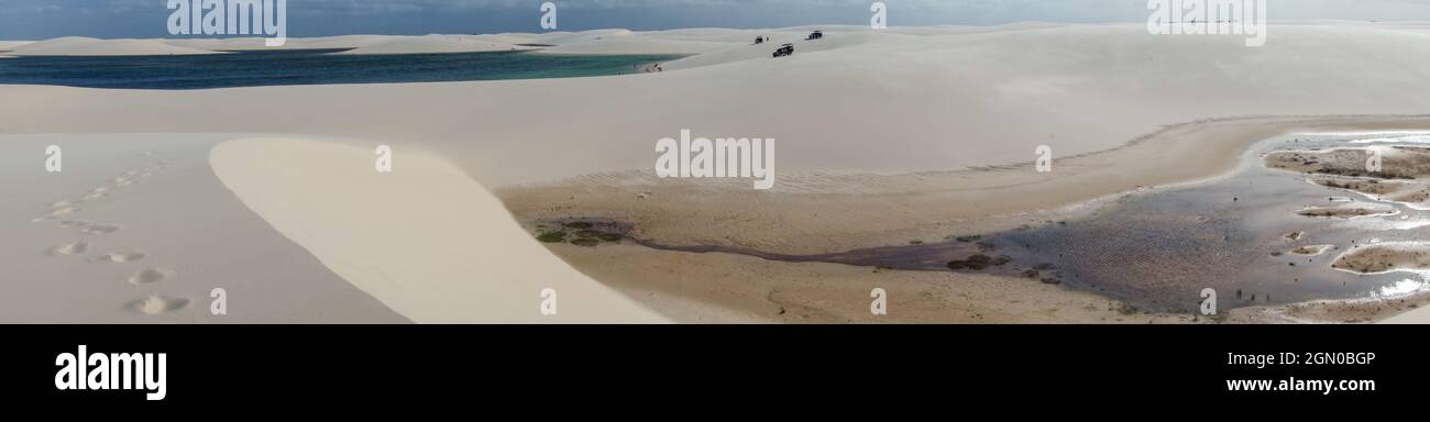 Vue panoramique sur les dunes de sable blanc et le lagon clair dans le ...