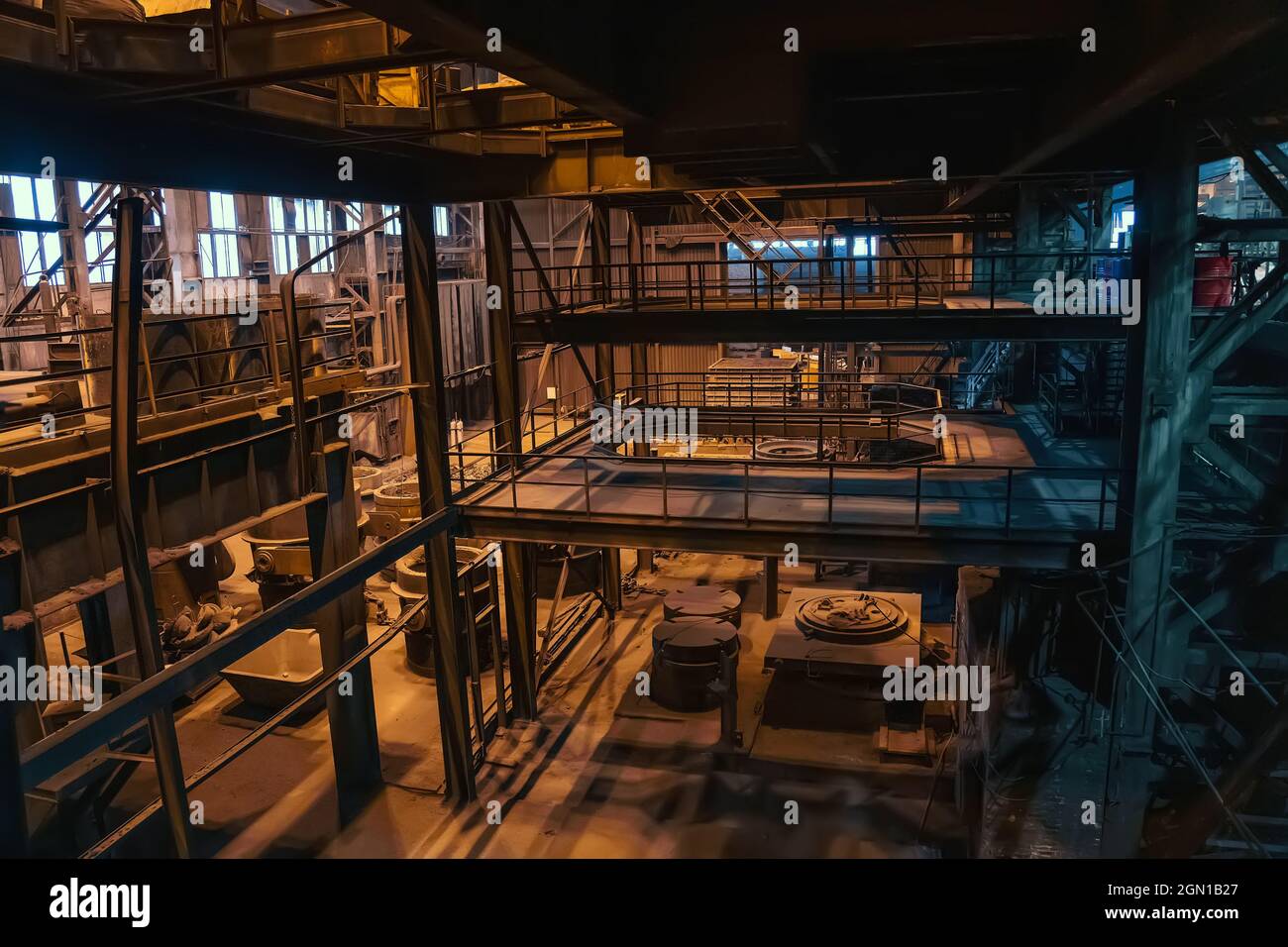 Intérieur d'une usine d'acier, vieux escaliers rouillés et planchers d ...