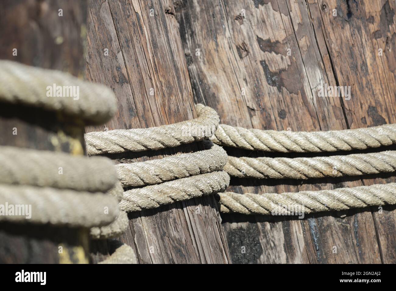 Corde autour du bois Banque de photographies et d’images à haute ...