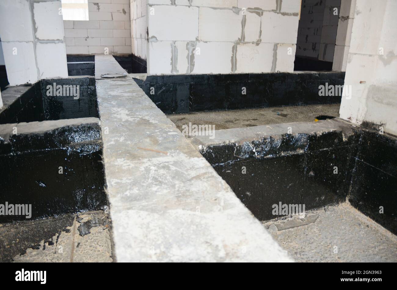 Imperméabilisation au bitume de fondation. Construction d'une maison de ...