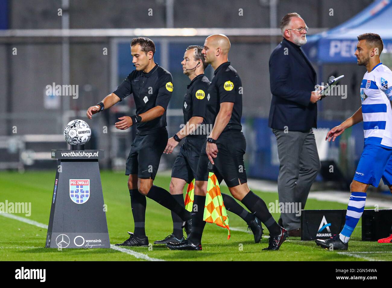ZWOLLE, PAYS-BAS - SEPTEMBRE 22 : arbitre Martin Perez, arbitre adjoint ...