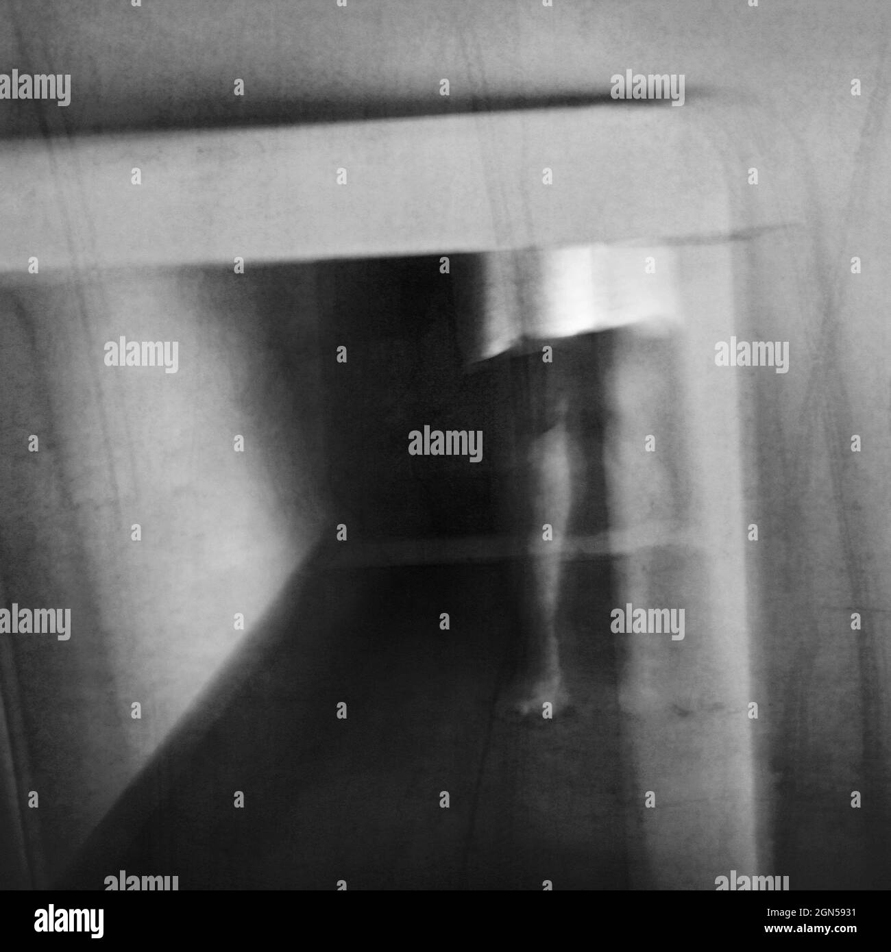 Un fantôme apparaît dans un vieux miroir vintage. Apparition du fantôme ...