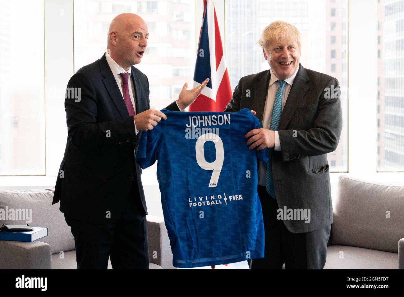 Le Premier ministre Boris Johnson (à droite) reçoit un maillot de ...