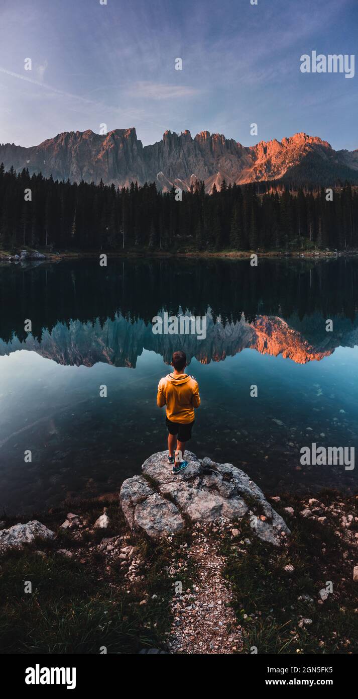 CAREZZA, ITALIE - 22 août 2021 : photo verticale d'une personne se ...