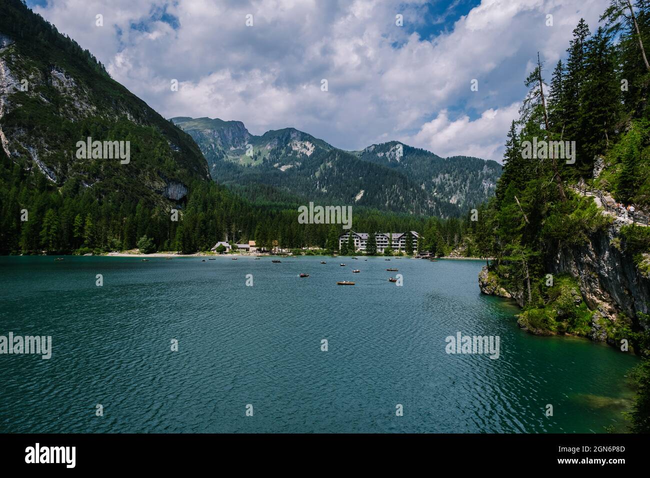 Magnifique paysage du lac de Braies Lago di Braies, endroit romantique ...