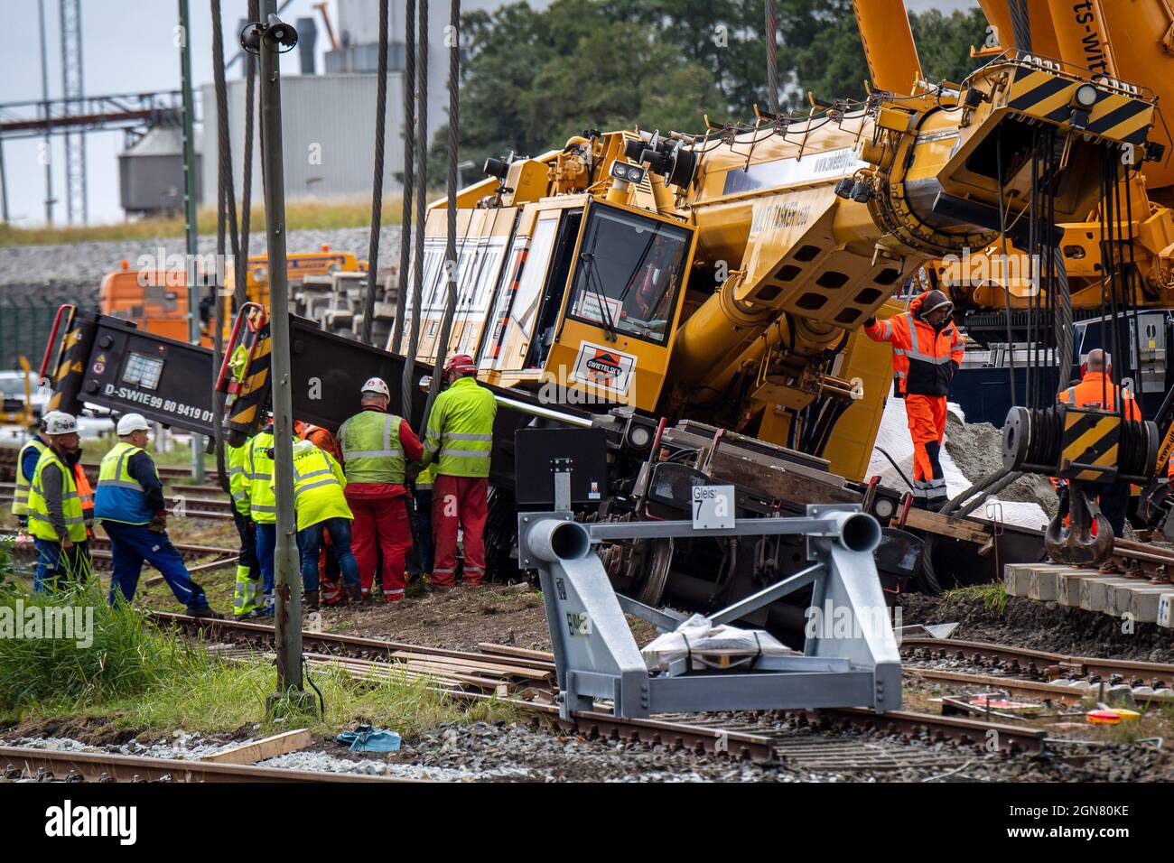 23 septembre 2021, Basse-Saxe, Emden: Des grues montées sur camion sont ...