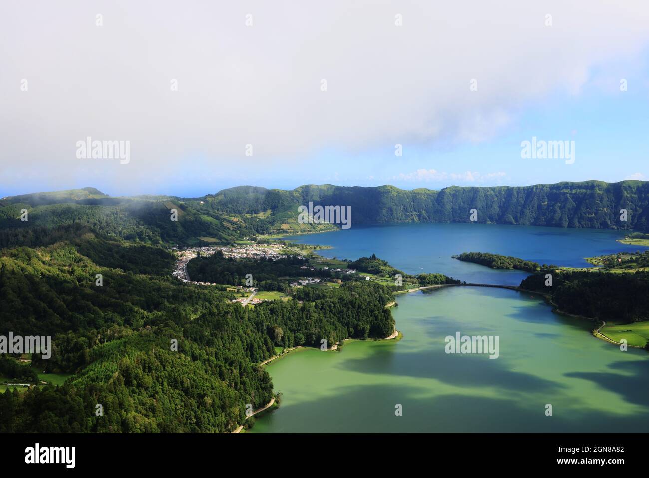 Le lagon vert et bleu, vue de Miradouro da Vista do Rei, île de Sao ...