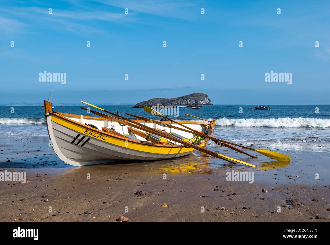 Bateau en bois avec rames Banque de photographies et d’images à haute ...