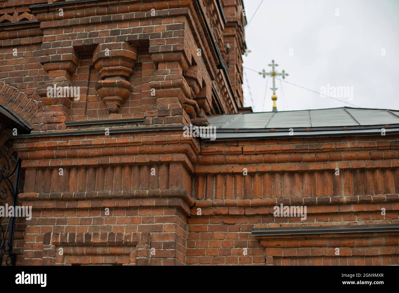 Ancienne église orthodoxe. Église en brique rouge. Détails de l ...