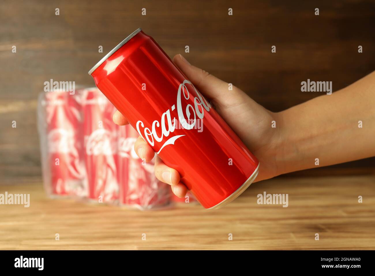 Odessa, Ukraine - 23 septembre 2021 : la main féminine tient Coca-Cola ...