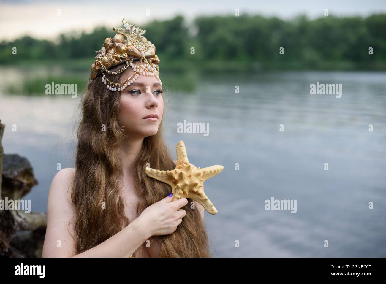 Fantasy femme vraie sirène avec trident mythe déesse de la mer avec ... Fantasy femme vraie sirène avec trident mythe déesse de la mer avec ...