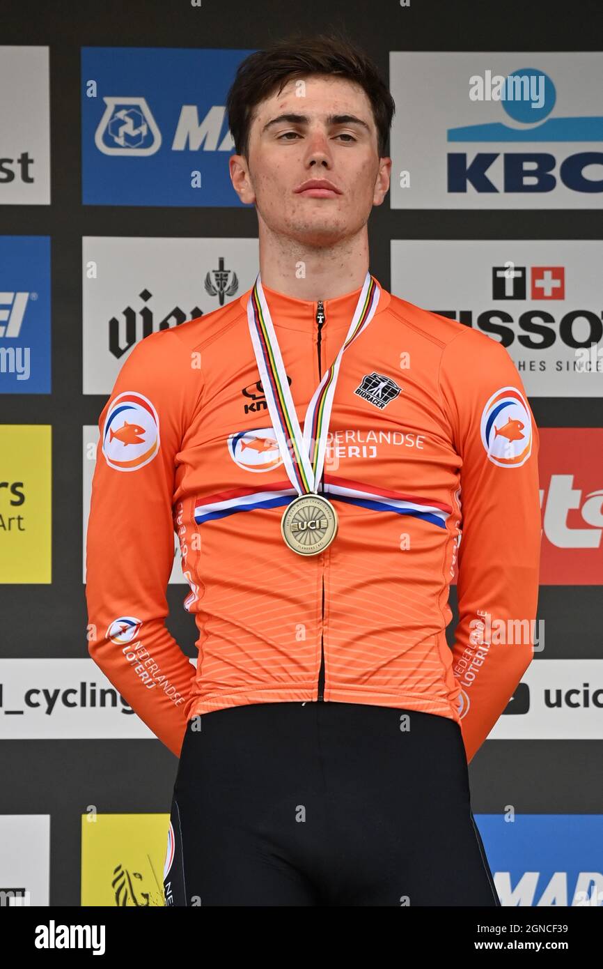 Dutch Olav Kooij photographié sur le podium après la course sur route des hommes U23 le sixième ...