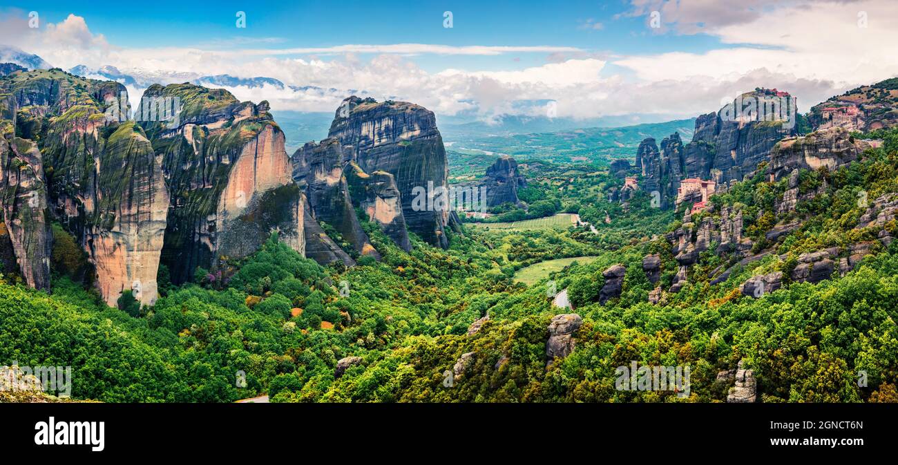 Panorama de printemps vert de la Meteora, site classé au patrimoine ...