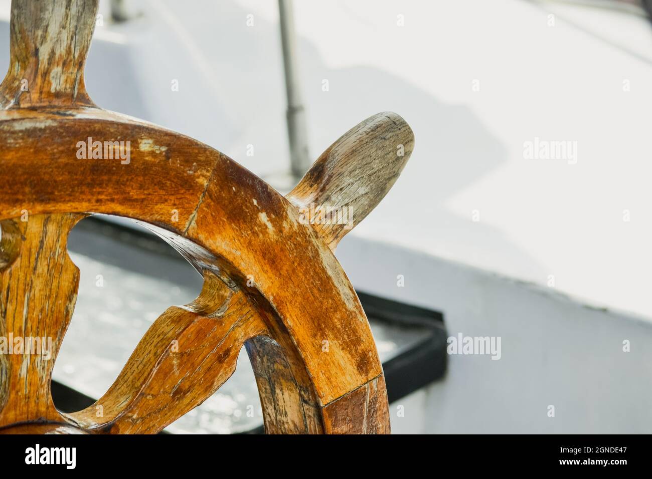 Vieux gouvernail de bateau en bois Banque de photographies et d’images à haute résolution - Alamy