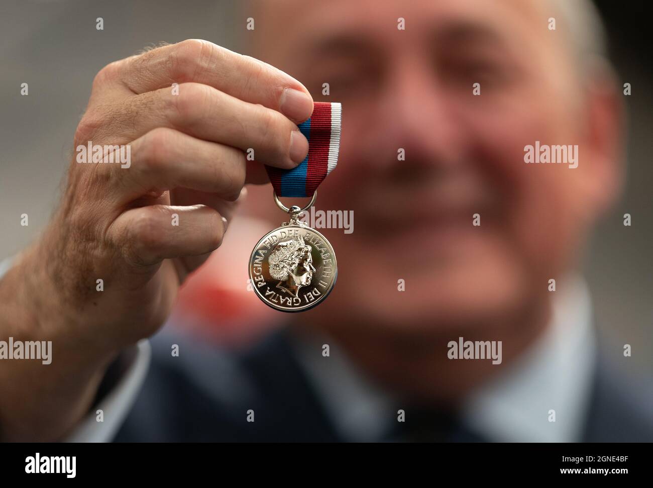 Phil McDermott, directeur général du service de la Médaille ...