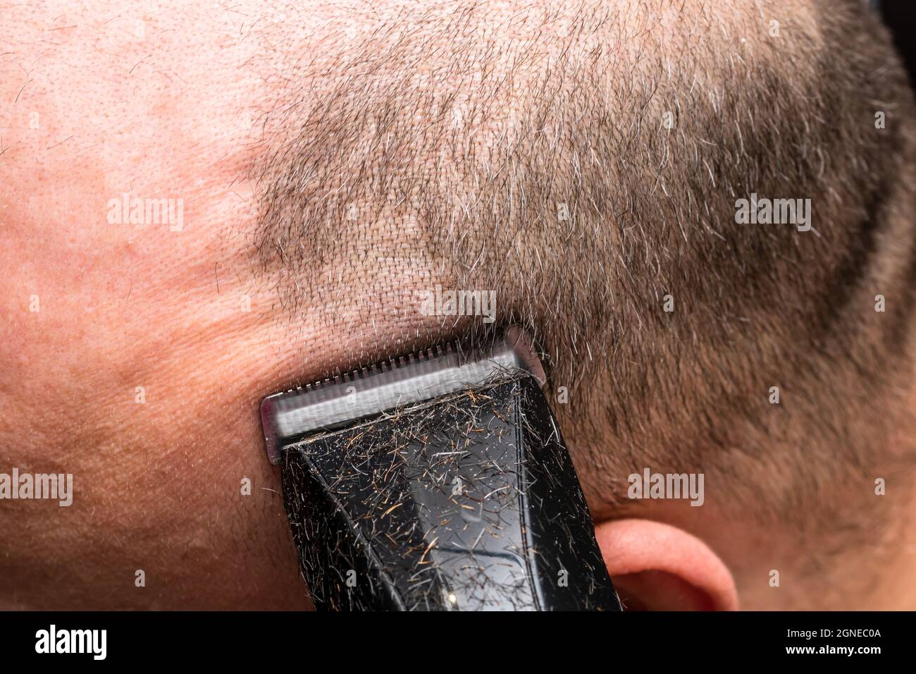 Homme se raser ou se tondre ses cheveux à l'aide d'une tondeuse à ...