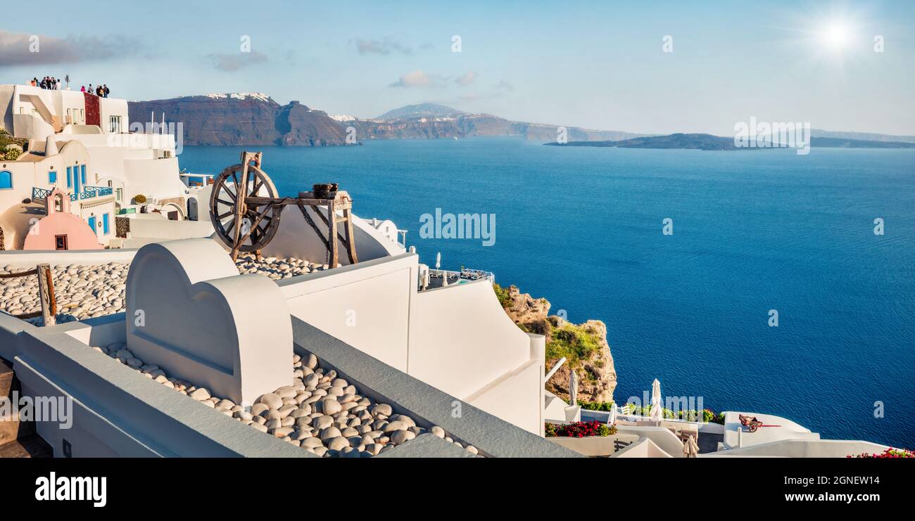 Panorama lumineux le matin sur l'île de Santorin. Magnifique vue sur le ...