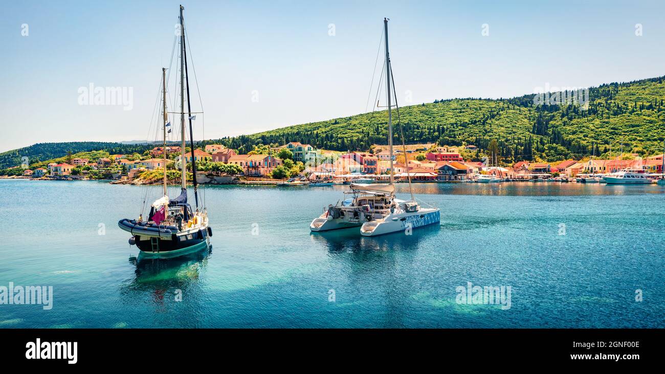 Vue panoramique sur le port de Fiskardo. Splendide paysage marin de la ...