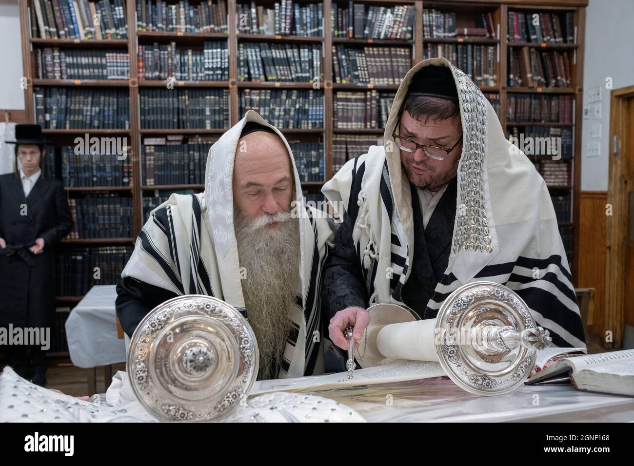Un juif orthodoxe est appelé à la Torah. Dans une synagogue de ...
