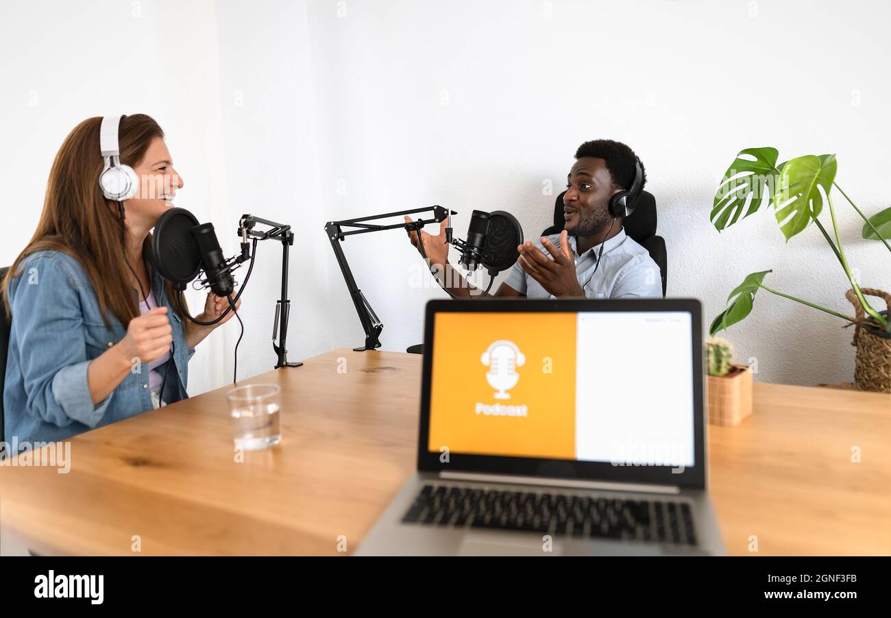 Journaliste avec un microphone Banque de photographies et d’images à ...