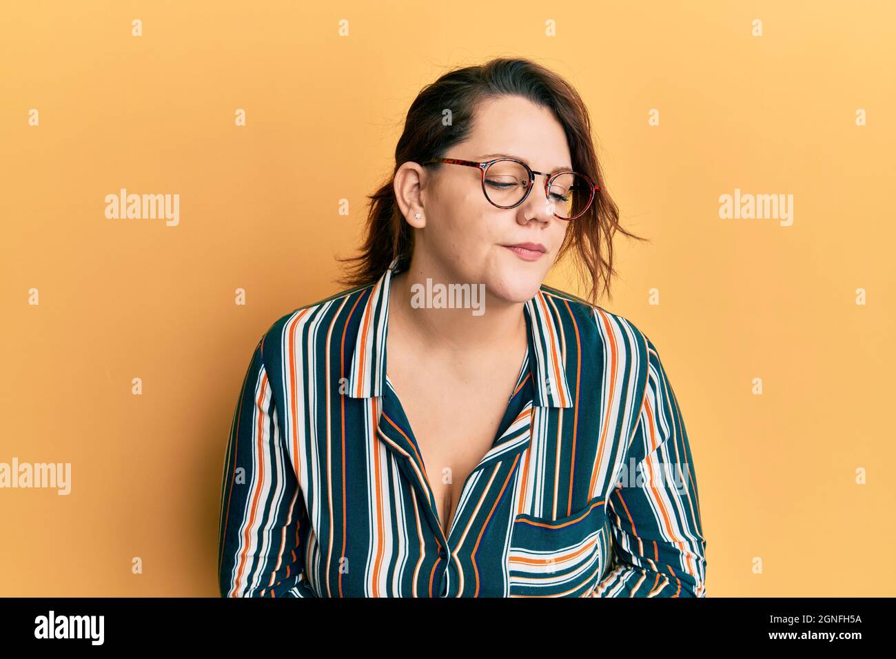 Jeune femme caucasienne portant des vêtements et des lunettes ...