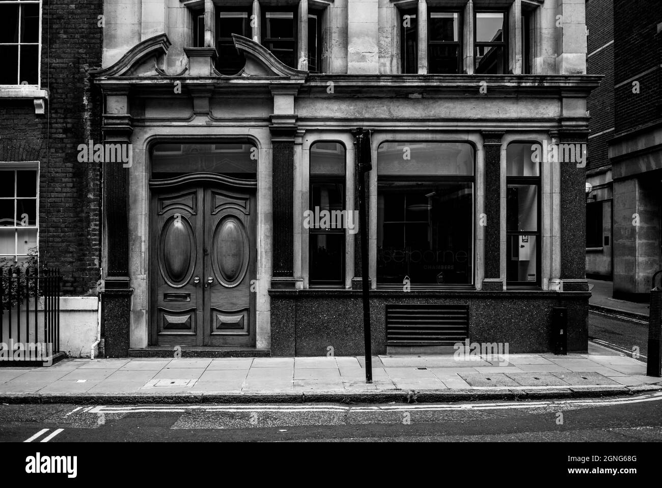 Fronton de porte Banque d'images noir et blanc - Alamy