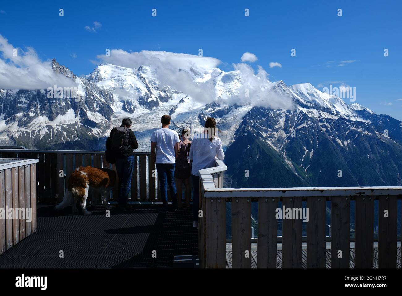 Touristes à la station de téléphérique de Brevent Planpraz regardant le ...