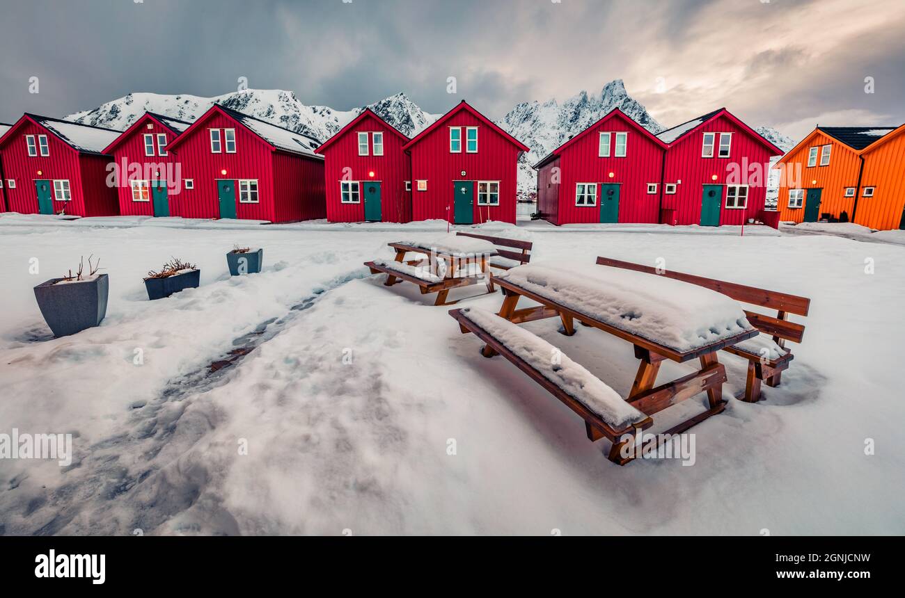 Maisons rouges en bois typiques de Norvège dans la ville de Ballstad ...
