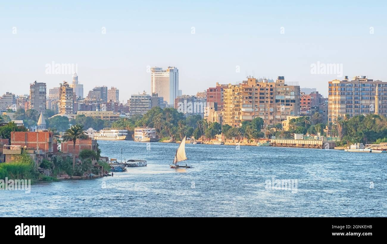 Pyramide au centre ville du caire Banque de photographies et d’images à ...
