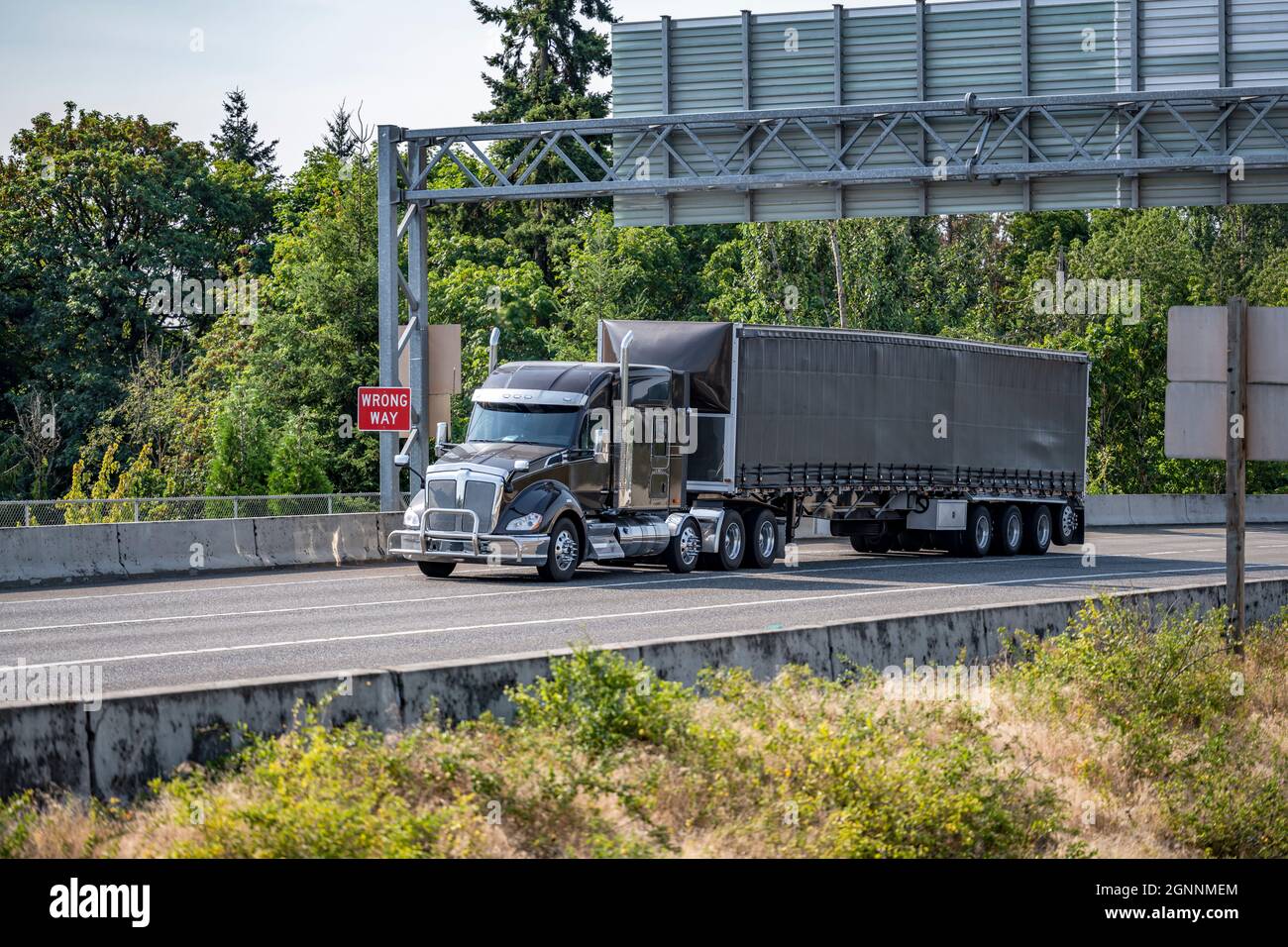 Capot industriel cabine basse noir classique grand camion semi-remorque ...