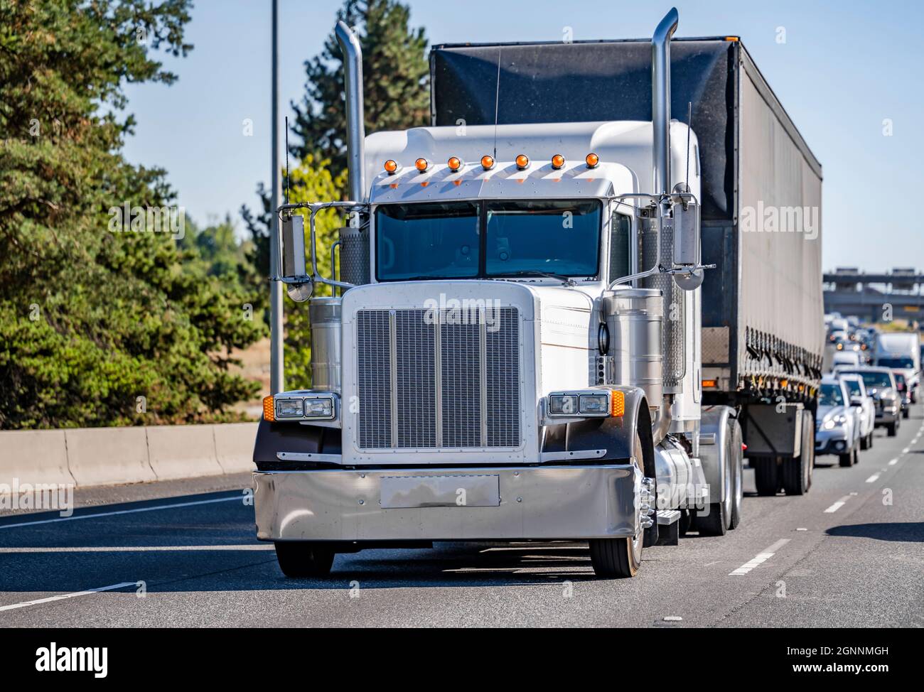 Capot industriel blanc classique grand camion semi-remorque avec feux ...
