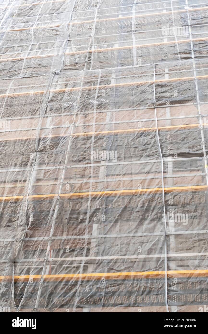 Chantier de construction avec filet de sécurité de protection sur la ...