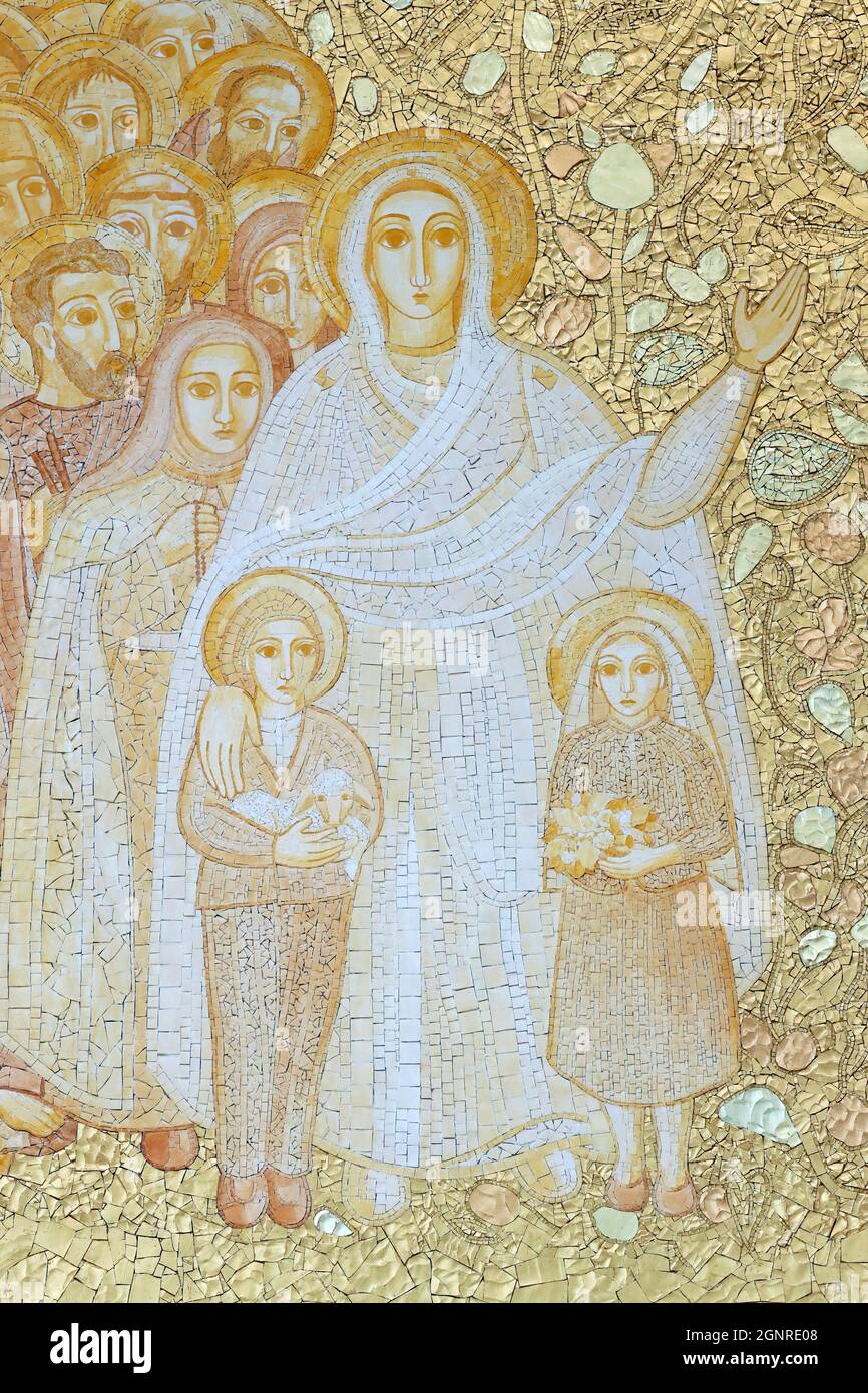 Basilique de la Sainte Trinité. Grand panneau en mosaïque dorée par ...