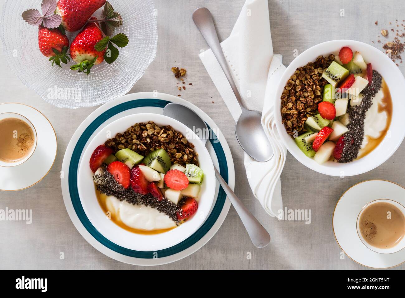 petit déjeuner avec granola, yaourt, fruits frais, graines de chia ...