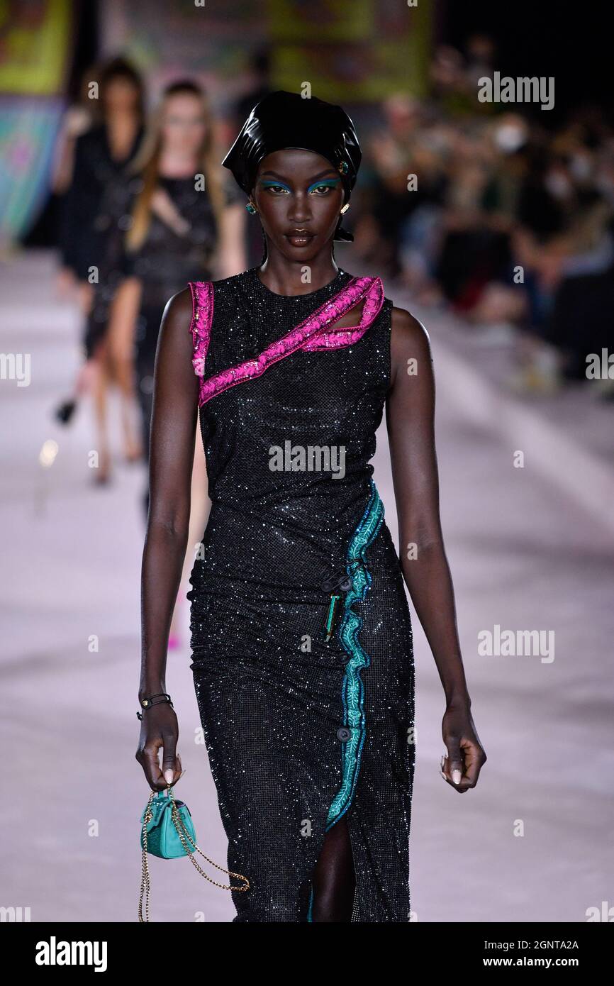 Versace model Banque de photographies et d’images à haute résolution ...