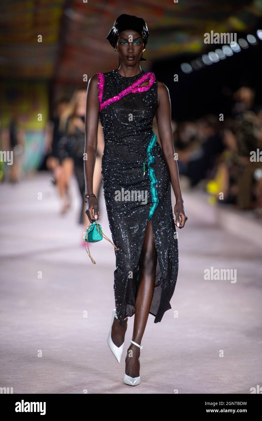 Versace model Banque de photographies et d’images à haute résolution ...