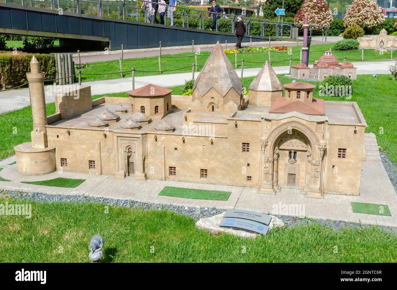 Une réplique de la Grande Mosquée de Sivas Divrigi au Musée Miniaturk ...